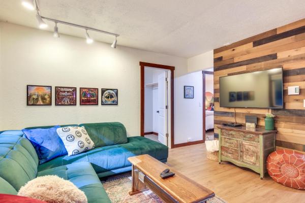 Mt Hood Launchpad! Cozy Retro Rhododendron Cabin - Rhododendron, OR