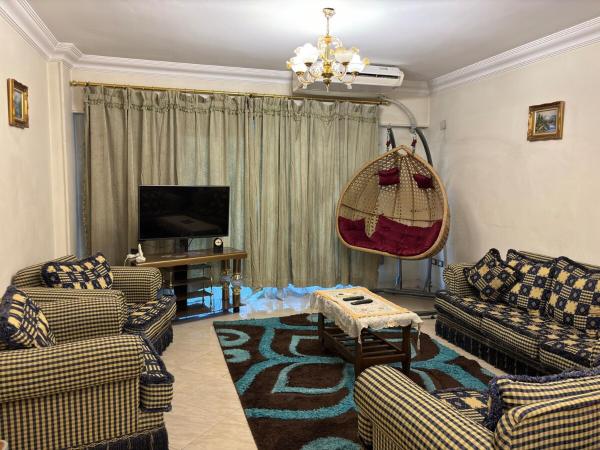 Granny Pyramids House - Giza