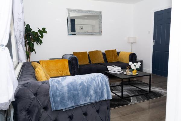 3 Bedrooms Homely House Sleeps Seven Comfortably With Three Double Beds And One Single Bed Free Parking On Private Drive For Upto 3 Cars Vans For Business Travellers Contractors And Holiday Goers Near All Major Transport Links - Leicester