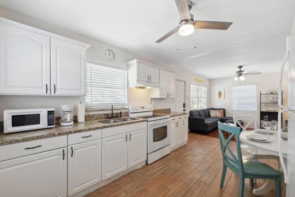 Beach Life At Clearwater 10 Minutes From The Beach - Indian Rocks Beach, FL