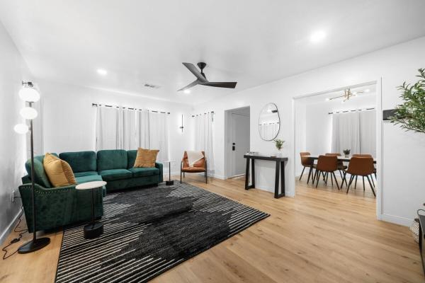 Bakersfield Sunset Stay - Bakersfield, CA