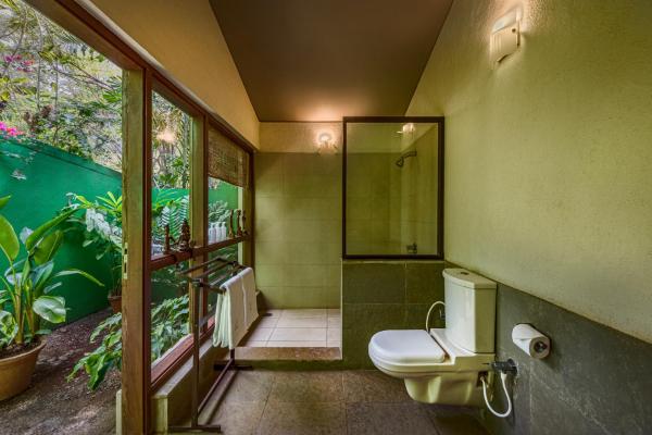 Saffronstays Laguna - Uran