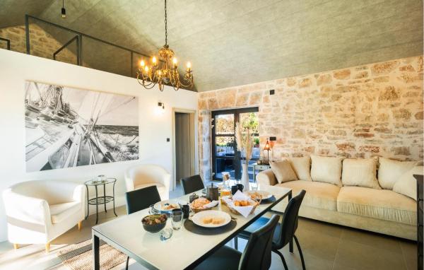 2 Bedroom Gorgeous Home In Gdinj - Hvar