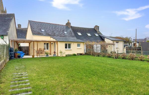 2 Bedroom Cozy Home In Plumieux - Brittany