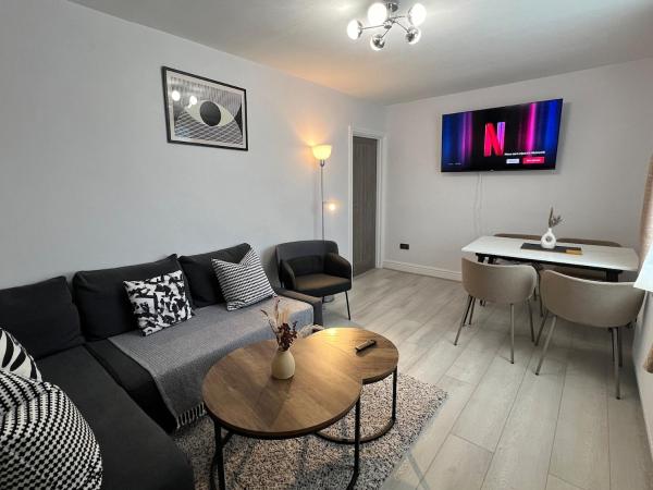 The Place With King Beds, Ensuite Bathrooms, Close To Airport And Free Parking - Knutsford