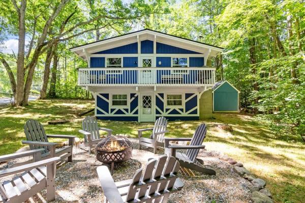 Charming Swiss Chalet Fire Pit Beach Access - Lake Winnipesaukee, NH