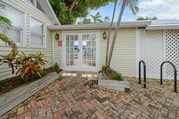 Colony Poolside - Key West