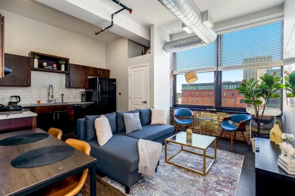 Classy 2br-parking, Rooftop,near Arrowhd & Tmobile - Kansas City, MO