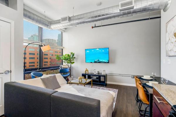 Classy 2br-parking, Rooftop,near Arrowhd & Tmobile - Kansas City, MO