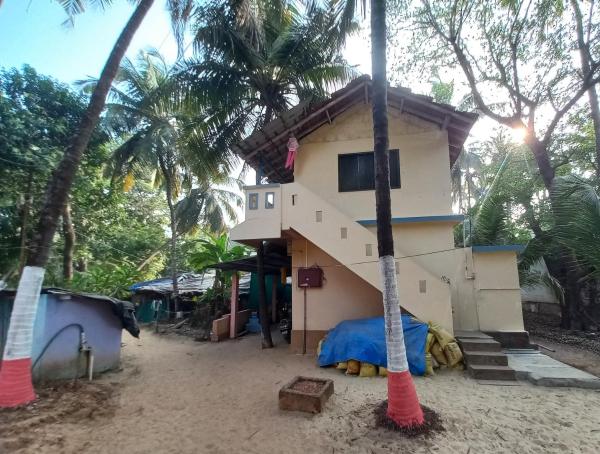 Juis Homestay Near Beach Property - Malvan