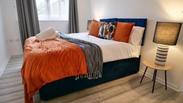 A Place To Rest, A Place To Reconnect, Lovely 3-bedroom Rainham Home With Parking And Wifi - Swindon