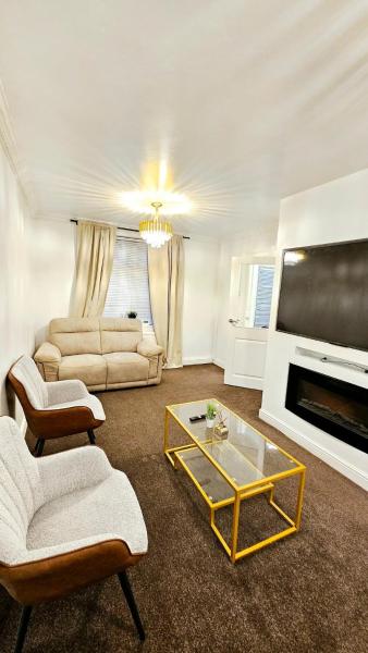 Cosy And Stylish 3 Bedroom House - Oldham