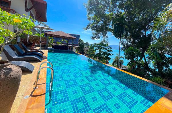 Aoyon Beach, A 5-bedroom Thai-style Villa With Stunning Sea Views, 50 Meters Direct Beach Access, Free Maid, - Changwat Phuket