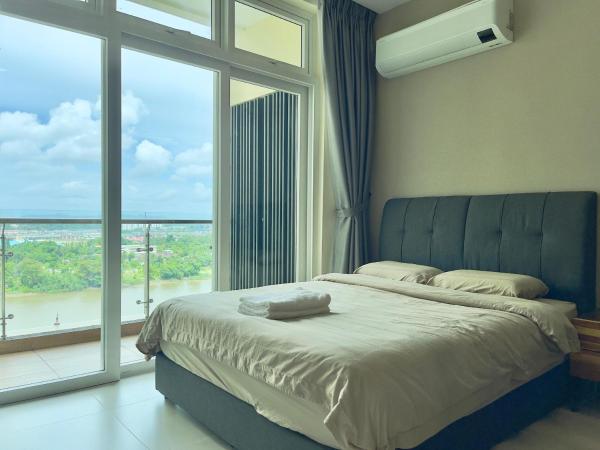 Blue Cove Riverine Diamond Kuching - Kuching