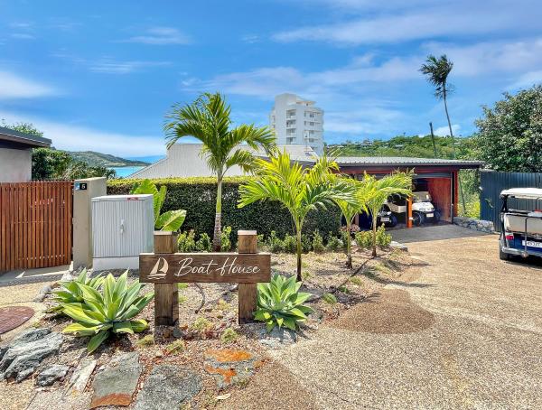 The Boathouse 4 Bedroom Luxury Private House - Hamilton Island