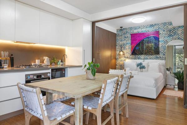 Urban Oasis In Waterloo With Private Balcony - Moore Park