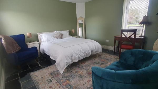 Apartment-sleeps2-parking-garden-patio - Limerick City