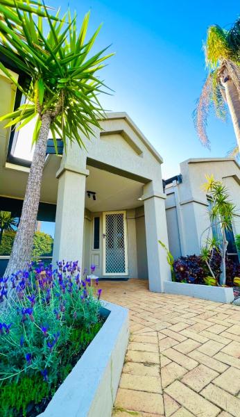 Beautiful Home Queen Bed Near Train Station - Melville
