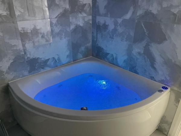 Charming 3 Bedroom Home With Garden And Parking - Oldham