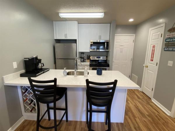 Beautiful Inn Building Condo 208 Pet Friendly - Garden City, UT