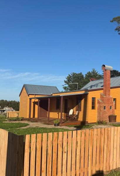 Myrtlebank Cottage Farmstay - Gippsland