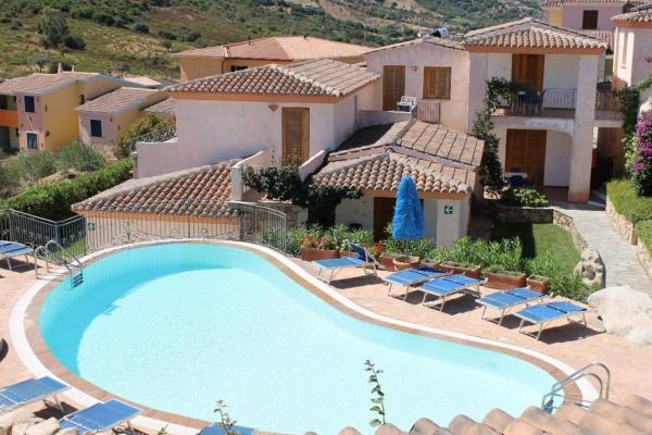 Crystal Pool Village In Tanaunella - Posada