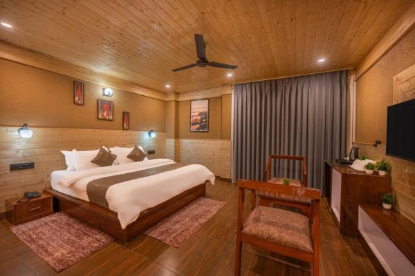 The Kufri Retreat I Family Events I Open Air Terrace I Sky Bonfire I Wooden Rooms With Pvt Balconies I By Exotic Stays - Kufri