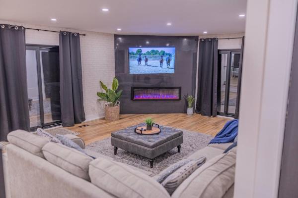 6 Bedroom Modern Escape In Horseshoe, Pool And Hot Tub - Horseshoe Valley