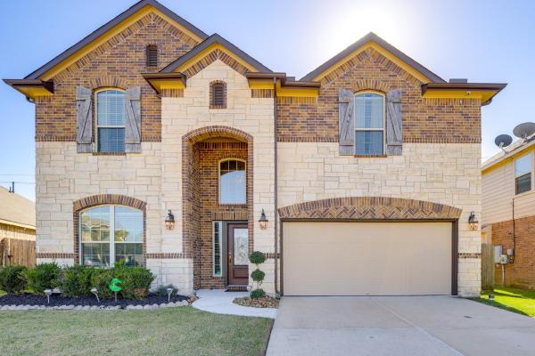 22 Mi To Dtwn Houston Spacious Baytown Home! - Baytown, TX