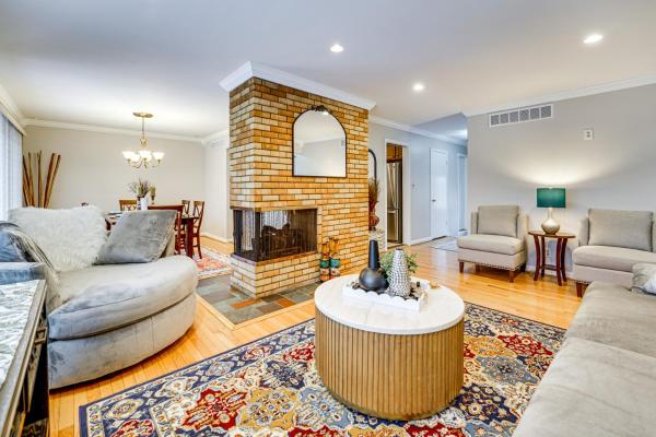 Fire Pit And Yard Family Home In Farmington Hills! - UCI, Farmington Hills