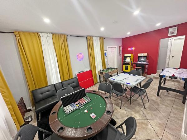 Vacay Spot Gables 4 To 23 Guest Gameroom 2 Kitchens 2 Bbq, 2 Bar, Backyard, Patio, Prime Loc! 6 Blocks Away From Bars, Nite Clubs, Res, Shops - Coral Gables, FL