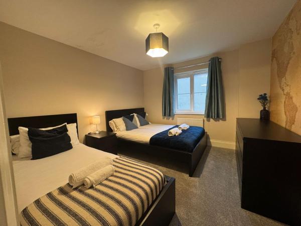 Badgers House - 6 Bedrooms, Sleeps 13, Parking, Wifi - Swindon