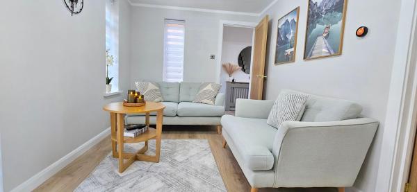 Stylish 3-bed Home With Private Driveway & 5 Mins To Milton Keynes Central - Buckinghamshire