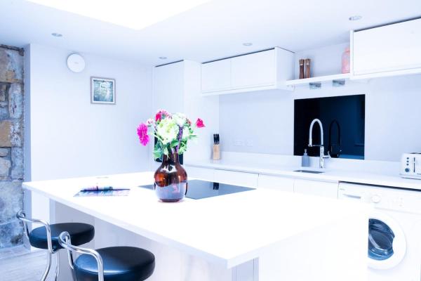 Luxury Modern Canal Side Cottage For Families, Couples, Contractors And Dog Friendly In Lancashire Sleeps 6 - Preston