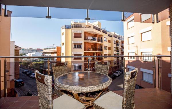 Beautiful Apartment In Pineda De Mar - Calella