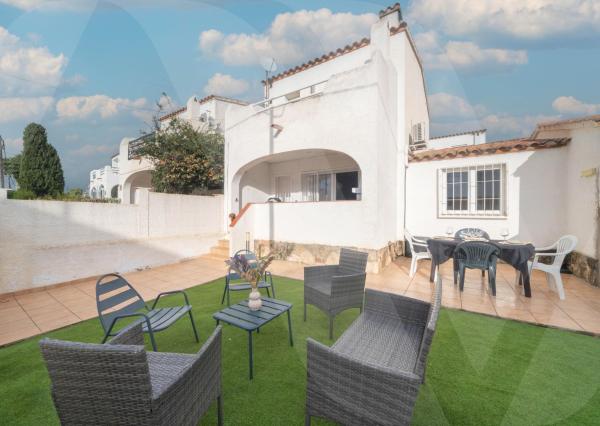 Belle Maison Roses Puig Rom By Welhomy - Roses