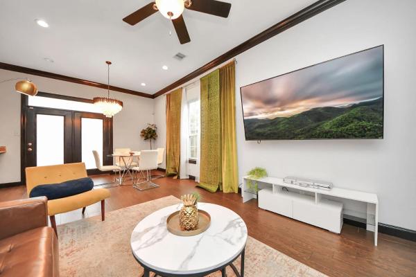 Vibrant Vegas Vibes - Hot Tub & Games - Perfect 4 Family & Groups - Houston, TX