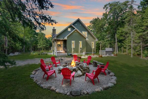 Mitten Pines Cabin Hot Tub Fire Pit - Conway, NH