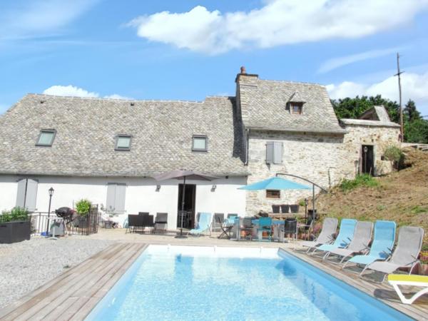 Villa Spacieuse à Vieillevie Avec Piscine Privée - 180 M² - Conques