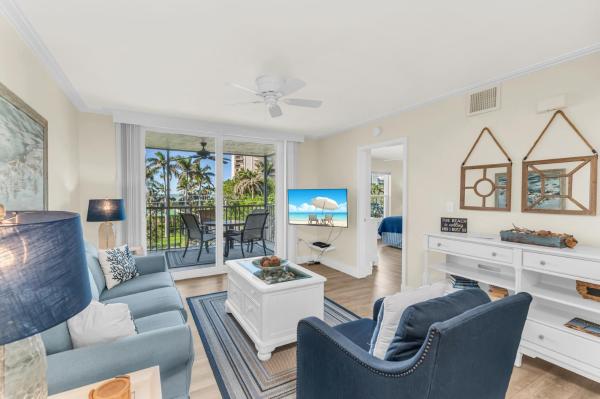 Free Beach Access At This Updated 2 Bed 2 Bath - Marco Island, FL