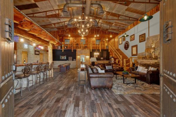 Oakridge Ranch - Pool,hot Tub, Pickleball Court, Whiskey & Wine Room - Johnson City, TX