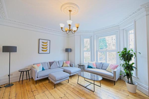 Luxury 5-bed Family Home With Private 2-car Parking - Folkestone