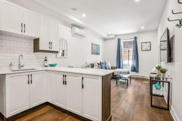 M11 Upscale Comfy Studio Wac In Perfect Location - New England