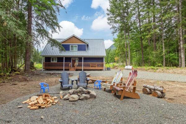 Timbers Edge | Quaint Oasis ~ Hot Tub ~ Ev Charger - Packwood, WA