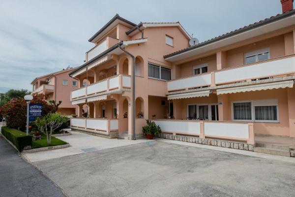 Apartments With Parking Spaces Palit, Rab - 4970 - Rab