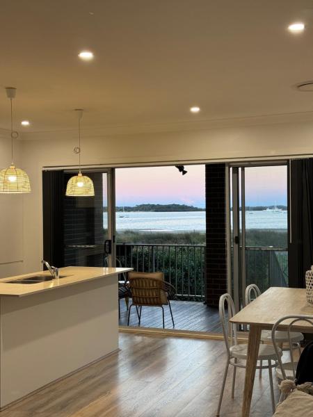 4 Bedroom Beach Home With Water Views - Sydney