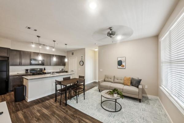 Cozy & Spacious I Parking I Properties By Preston - Pearland, TX