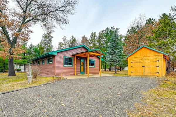 Canal-front Cabin Dock And Fire Pit In New Lisbon - Buffalo, NY