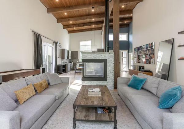 Large Modern Home In Squamish - Squamish