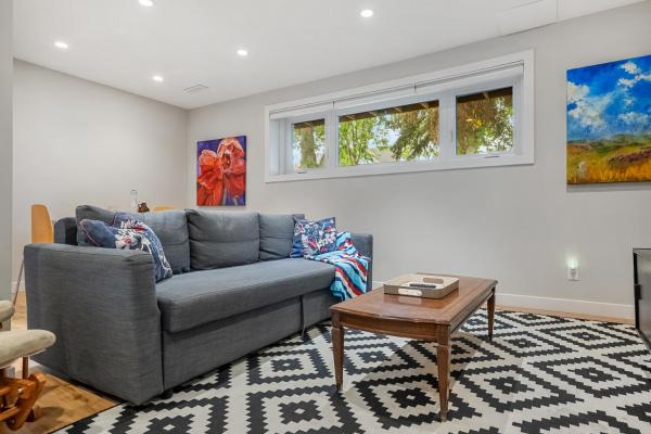 Cozy And Welcoming 2br Basement Suite In The Heart Of Calgary - Mount Royal University